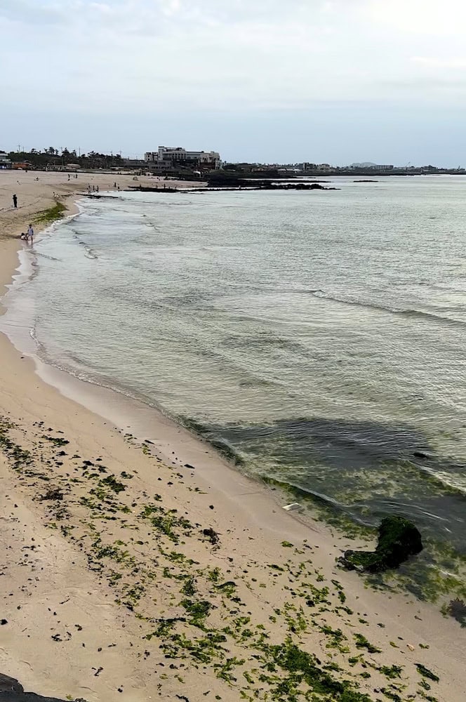 7 Best Beaches in Jeju Island Worth Visiting